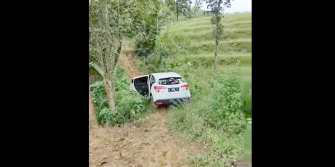 Viral Mobil Tersesat di Hutan Tambakromo Pati, Pengemudi Ditemukan ...