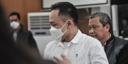 VIDEO: Hakim Vonis Ricky Rizal 13 Tahun Penjara | merdeka.com