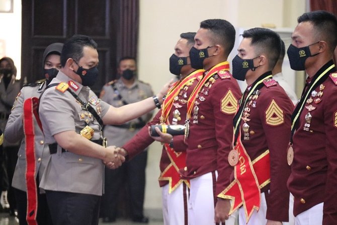 Momen Adira Rizky Lulusan Terbaik Akpol 2022 Foto sama Kekasih: Ya ...