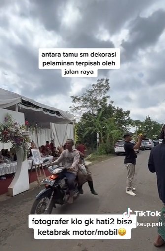 Unik, Pelaminan Dua Mempelai Ini Terpisah dari Para Tamu, di Tengahnya ... Unik, Pelaminan Dua Mempelai Ini Terpisah dari Para Tamu, di Tengahnya ...