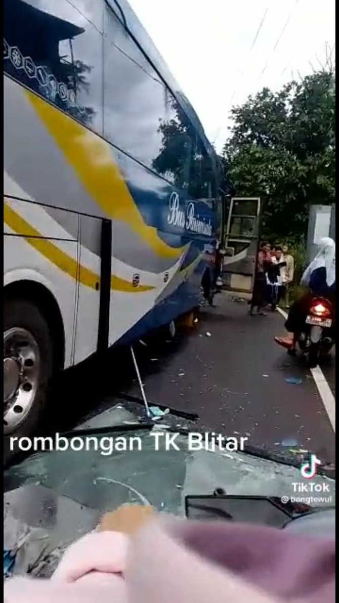 Viral Kecelakaan Bus Tabrak Rumah Warga, Penumpangnya Anak-anak TK ...