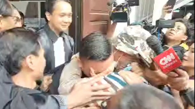 Tangis Haru Pengacara Usai Bharada E Divonis 8 Kali Lebih Ringan dari ... Tangis Haru Pengacara Usai Bharada E Divonis 8 Kali Lebih Ringan dari ...
