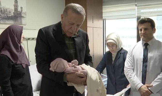Momen Presiden Erdogan Mengazani Bayi Baru Lahir & Beri Nama, Ibunya ...