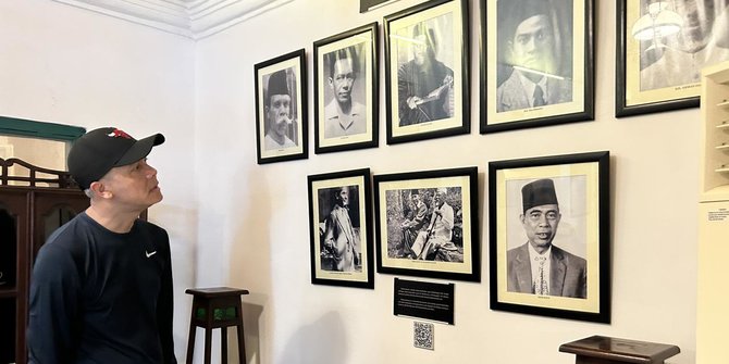 Napak Tilas Kehidupan Bung Karno, Ganjar Kunjungi Rumah Kelahiran Hingga Kamar Kos | merdeka.com
