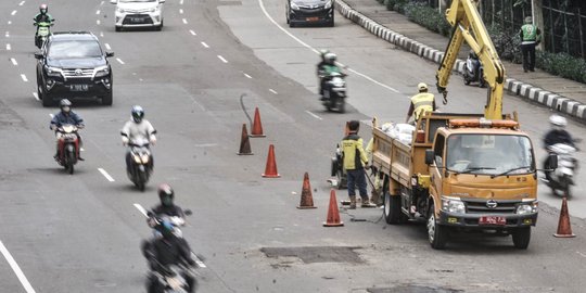 Menelusuri Jalan Berlubang di Jalur Transjakarta Koridor 13