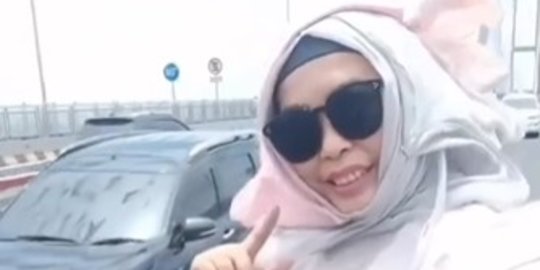 Emak-emak Ngevlog Buka Atap Mobil saat Melintas Suramadu, Bikin Geregetan | merdeka.com