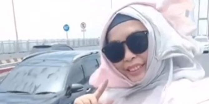 Emak-emak Ngevlog Buka Atap Mobil saat Melintas Suramadu, Bikin Geregetan | merdeka.com