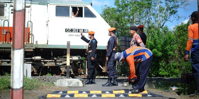 Cegah Kecelakaan di Perlintasan Sebidang, Daop 6 Pasang Speed Bump | merdeka.com