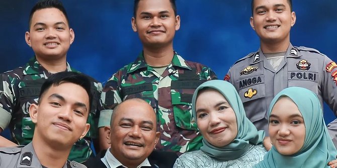 Semua Anak Pria di Keluarga ini TNI-Polri, ini Potretnya Berseragam Bersama Ayah Ibu | merdeka.com