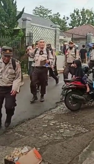 Sambil Nyanyi Lagu 'Bento', Bapak-Bapak Polisi Ini Asyik Nyawer di ...