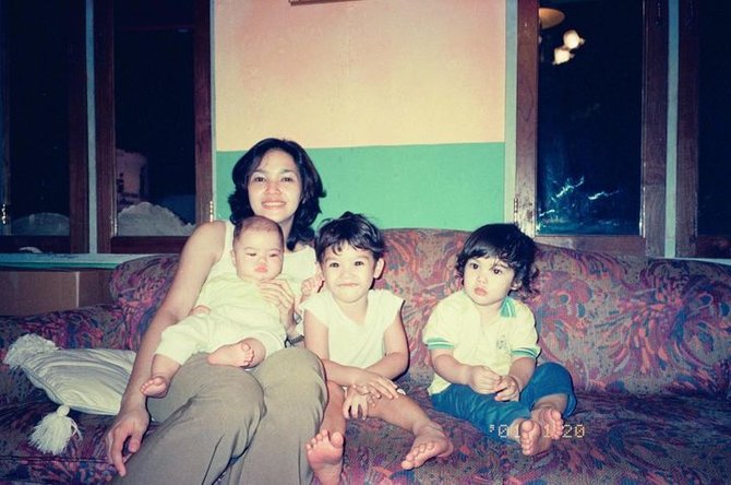 Intip Foto Jadul Maia Estianty Bersama Al, El dan Dul, Penampilannya Bikin Salfok | merdeka.com