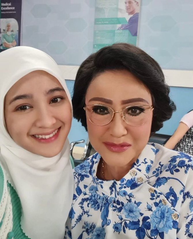 Jadi Indri Sosok Ibu Dafri, Ini Potret Debbie Cynthia bareng Pemain Tajwid Cinta | merdeka.com