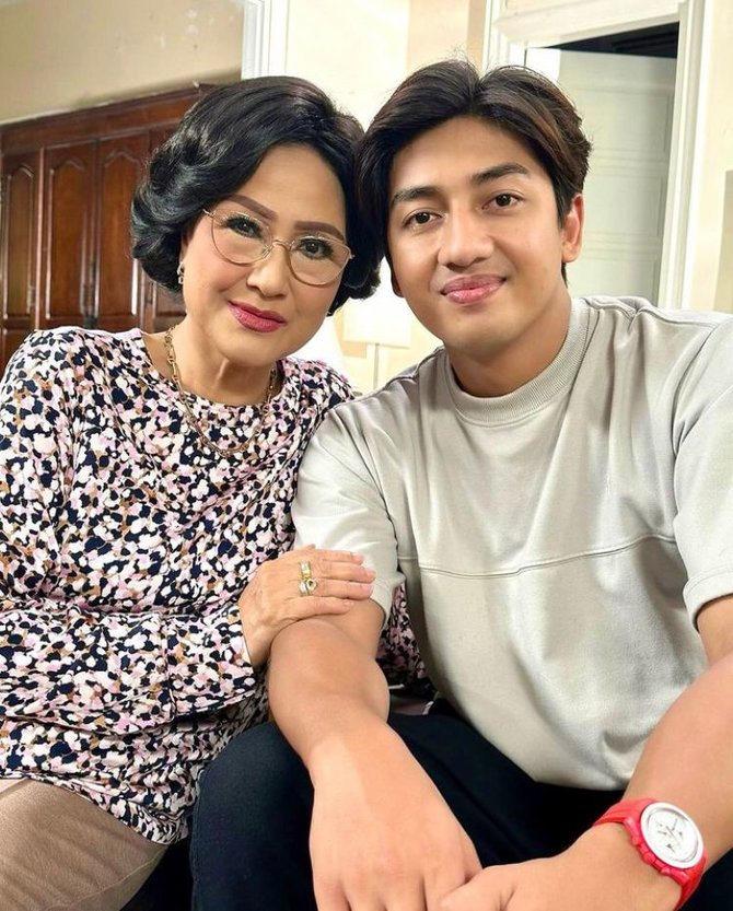 Jadi Indri Sosok Ibu Dafri, Ini Potret Debbie Cynthia bareng Pemain ...