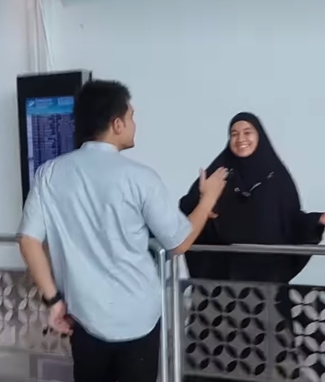 5 Momen Dimas Seto Jemput Dhini Aminarti Pulang Umrah, Bikin Baper