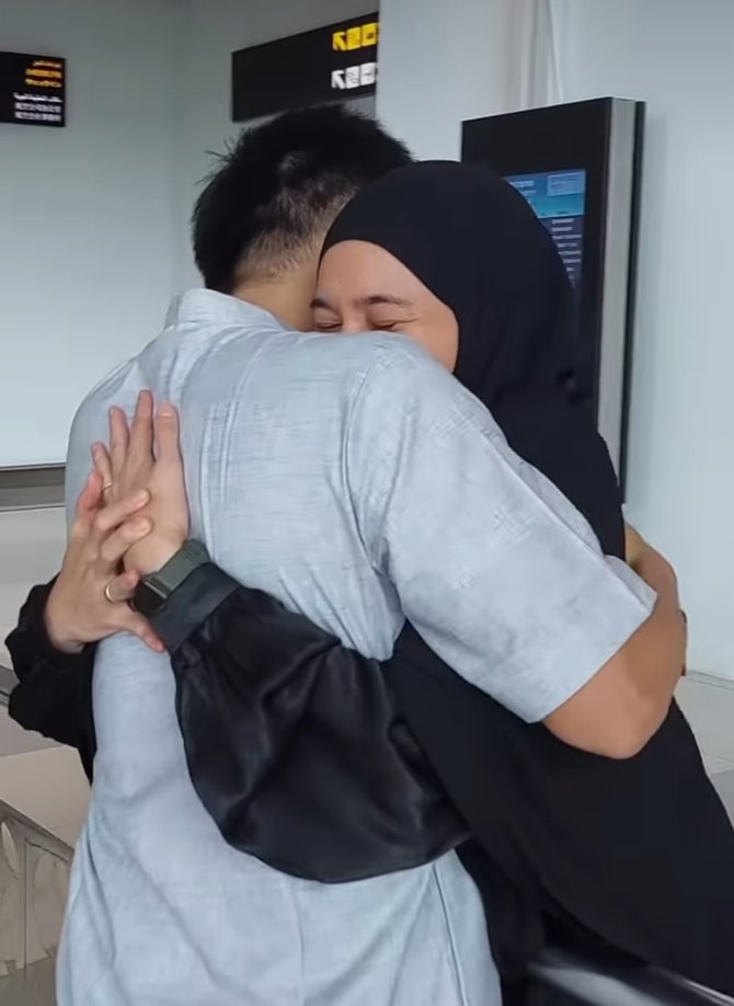 5 Momen Dimas Seto Jemput Dhini Aminarti Pulang Umrah, Bikin Baper