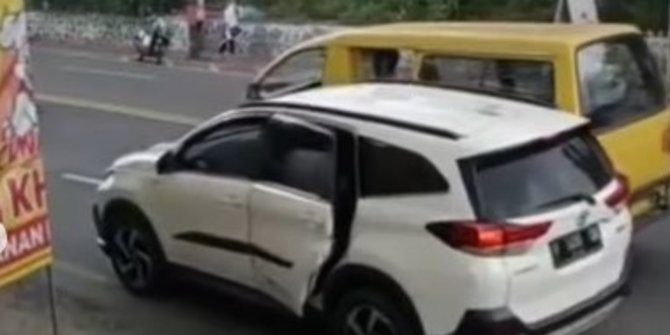 Tak Terima Sepi Penumpang, Sopir Angkot di Banyuwangi Cegat Driver Ojol ...