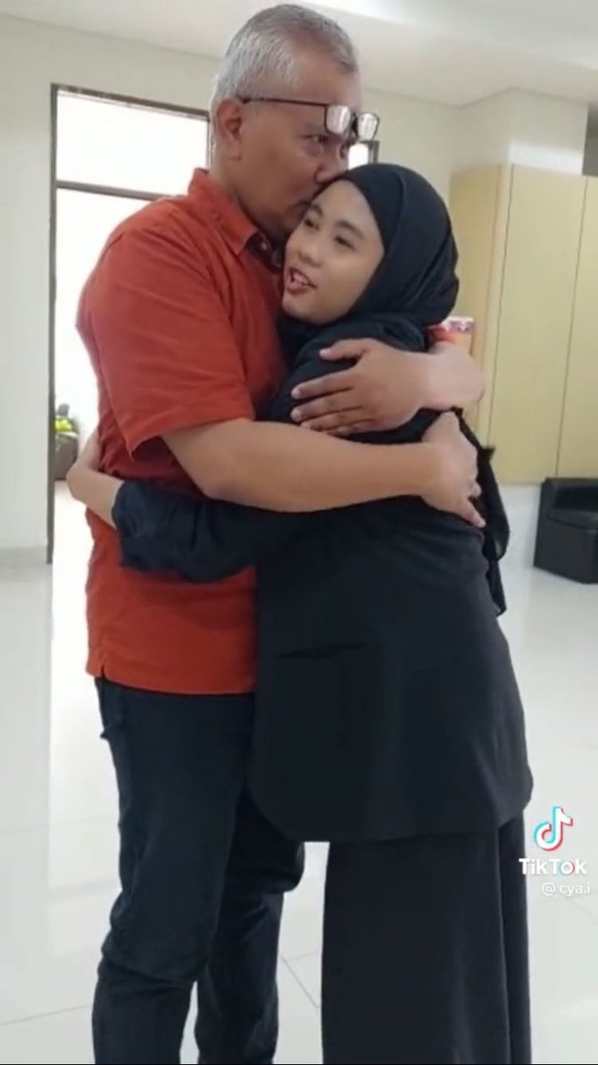 Bikin Haru, Begini Momen Ayah yang Rela Cuti untuk Hadir di Sidang ... Bikin Haru, Begini Momen Ayah yang Rela Cuti untuk Hadir di Sidang ...