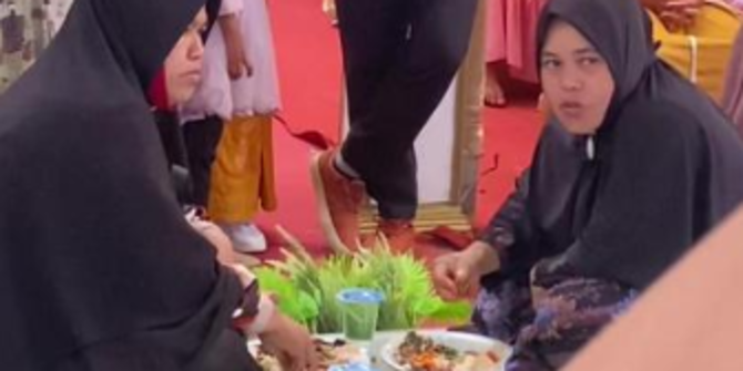 Aksi 'Ras Terkuat' Emak-Emak Santai Makan Bikin Fotografer Kesulitan Foto Pengantin | merdeka.com