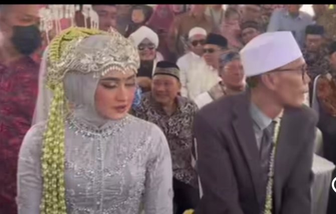 5 Momen Ustaz Tile Menikah Lagi, Sosok Istri Curi Perhatian | merdeka.com