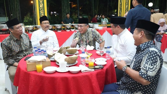 Potret Gus Yahya saat Kunjungan ke Medan, Makan Durian Bersama Wali ...