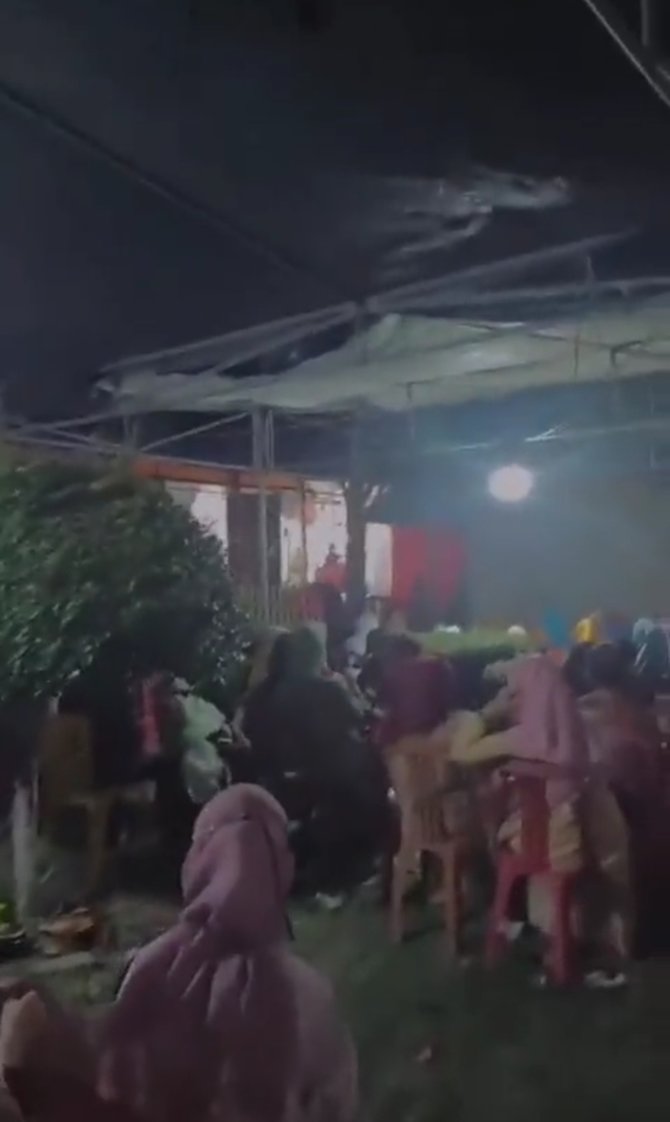 Wanita Ini Jadi Viral karena Tangisi Mantan Pacar Menikah, Tuai Sorotan ... Wanita Ini Jadi Viral karena Tangisi Mantan Pacar Menikah, Tuai Sorotan ...