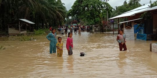 Sungai Meluap di Dharmasraya Sumbar, Ratusan Rumah dan Fasilitas Umum Terendam | merdeka.com