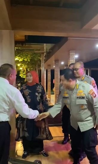 Gubernur Eks Pangkostrad Kaget Rumahnya Mendadak Didatangi Irjen Polri ... Gubernur Eks Pangkostrad Kaget Rumahnya Mendadak Didatangi Irjen Polri ...
