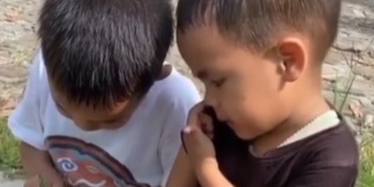 Bikin Leleh Hati Emak-Emak, Bocah ini dengan Telaten Suapi Adiknya Nasi ... Bikin Leleh Hati Emak-Emak, Bocah ini dengan Telaten Suapi Adiknya Nasi ...
