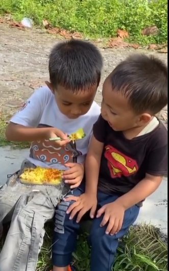 Bikin Leleh Hati Emak-Emak, Bocah ini dengan Telaten Suapi Adiknya Nasi ... Bikin Leleh Hati Emak-Emak, Bocah ini dengan Telaten Suapi Adiknya Nasi ...