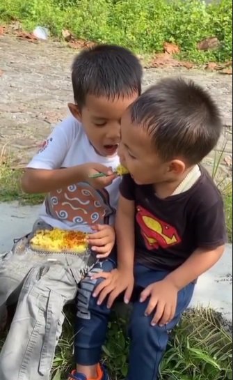 Bikin Leleh Hati Emak-Emak, Bocah ini dengan Telaten Suapi Adiknya Nasi ... Bikin Leleh Hati Emak-Emak, Bocah ini dengan Telaten Suapi Adiknya Nasi ...