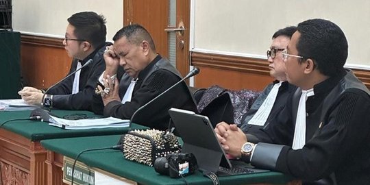 Hotman Paris Minta Maaf ke Hakim Sidang Teddy Minahasa, Ini Gara-Garanya | merdeka.com