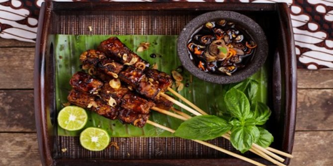 Resep Sate Tempe Gurih dan Empuk, Menu Lezat nan Praktis | merdeka.com