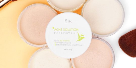 Rekomendasi bedak tabur untuk kulit berminyak | merdeka.com