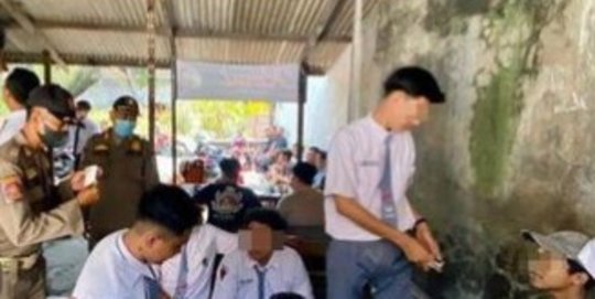 Pelajar Bolos Sekolah Diamankan Satpol PP Lamongan, Kabur ke Semak Tetap Ketahuan | merdeka.com
