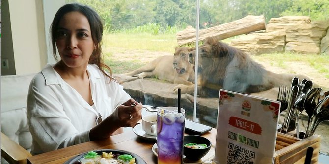 Sensasi Makan Ditemani Singa di Solo Safari | merdeka.com