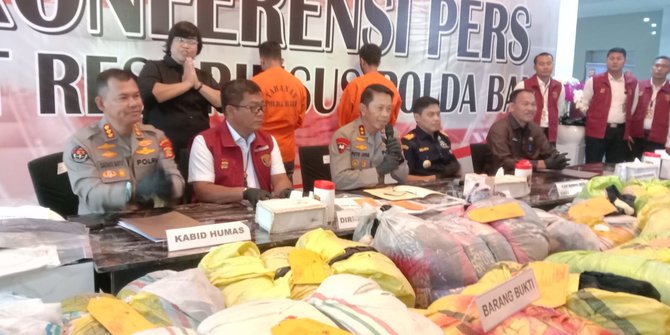 Bisnis Pakaian Bekas di Bali Terbongkar, Polisi Sita Barang Bukti 117 Bal | merdeka.com