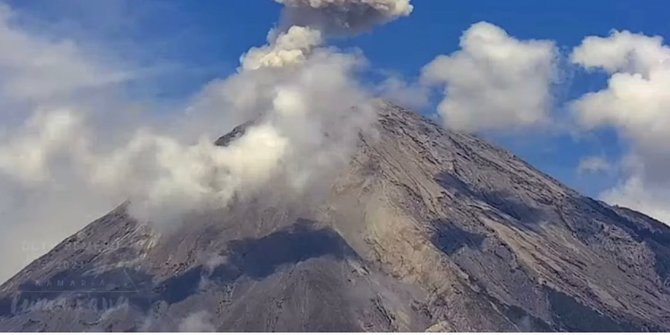 21 Gempa Letusan Terjadi di Gunung Semeru Selama Enam Jam | merdeka.com