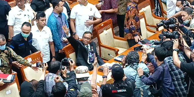 Gaya Mahfud MD Hadiri Rapat dengan Komisi III DPR RI Bahas Dana Janggal Rp349 Triliun | merdeka.com