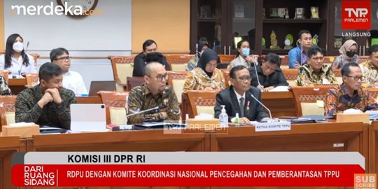 VIDEO: Anggota DPR Kesal Sri Mulyani Tak Hadir Rapat Transaksi Rp349 T Kemenkeu | merdeka.com