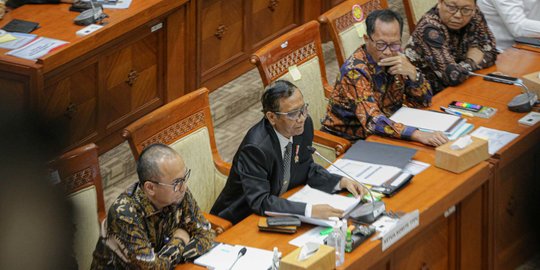 VIDEO: Reaksi Arteria & Habiburokhman Soal Tuduhan Mahfud, DPR Halangi Penyelidikan | merdeka.com