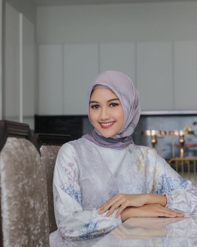 Momen Kaesang Unggah Foto Erina Gudono Tampil Berhijab: Istri Saya ...