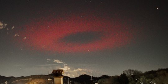 Cincin Merah Raksasa Muncul di Langit Italia, Fenomena Apa? Ini Kata Sains
