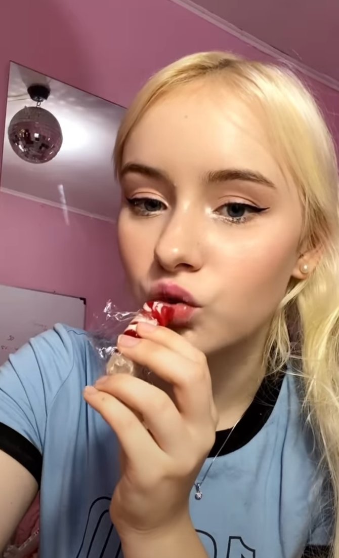 Aksi Kocak Bule Barbie Buka Puasa Pakai Dodol Garut, Malah Salah Sebut