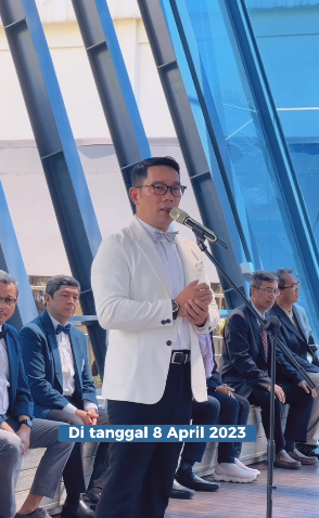 Momen Bahagia Penuh Haru Ridwan Kamil & Istri di ITB, Mendiang Putra ...