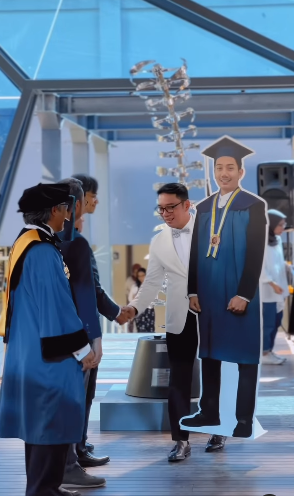 Momen Bahagia Penuh Haru Ridwan Kamil & Istri di ITB, Mendiang Putra ...