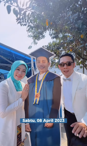Momen Bahagia Penuh Haru Ridwan Kamil & Istri di ITB, Mendiang Putra ...
