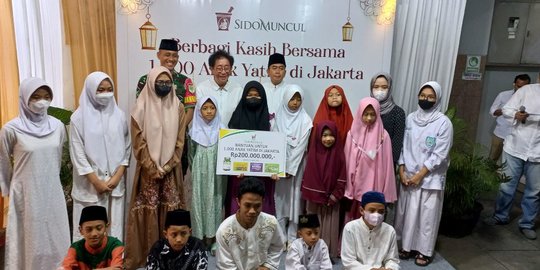 Sido Muncul Berikan Santunan Kepada 1000 Anak Yatim di Jakarta | merdeka.com