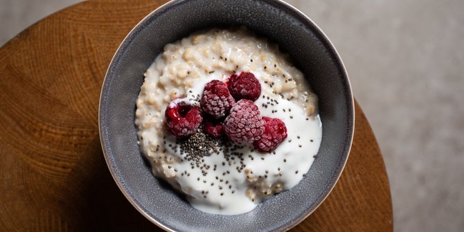 Cara Membuat Oatmeal untuk Sahur, Menu Lezat Menyehatkan | merdeka.com