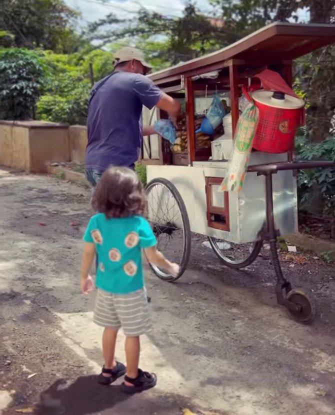 Seperti Bapak-Bapak Lain, Begini Potret Hanung Bramantyo Momong Anak ...