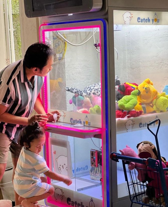 Seperti Bapak-Bapak Lain, Begini Potret Hanung Bramantyo Momong Anak ...